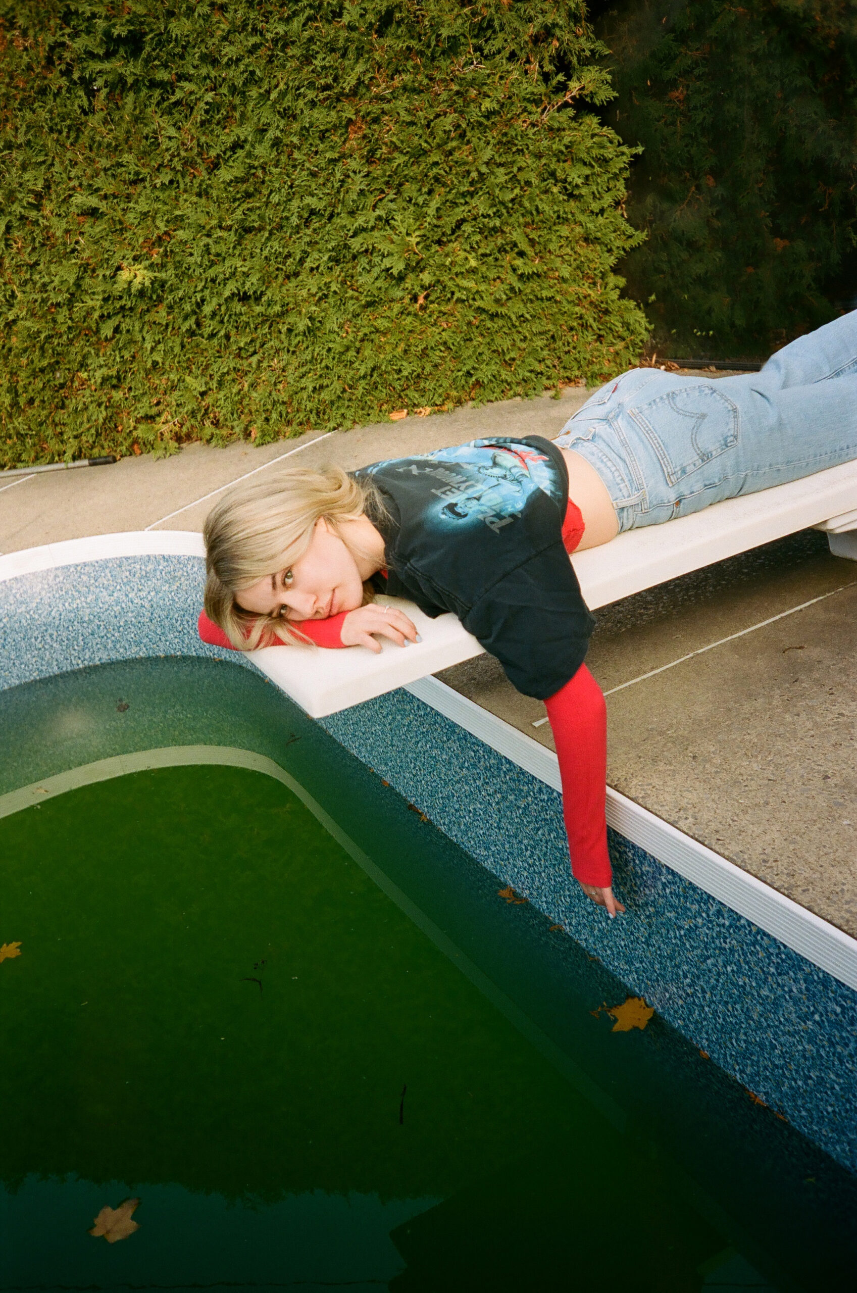 Emerging bedroom pop artist dee holt shows off her effortlessly catchy ...