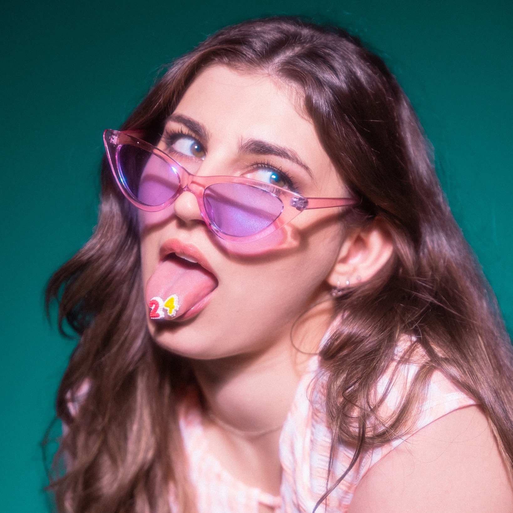 Bouncy new pop track 'last paycheck' sees Rachel Bochner living her ...