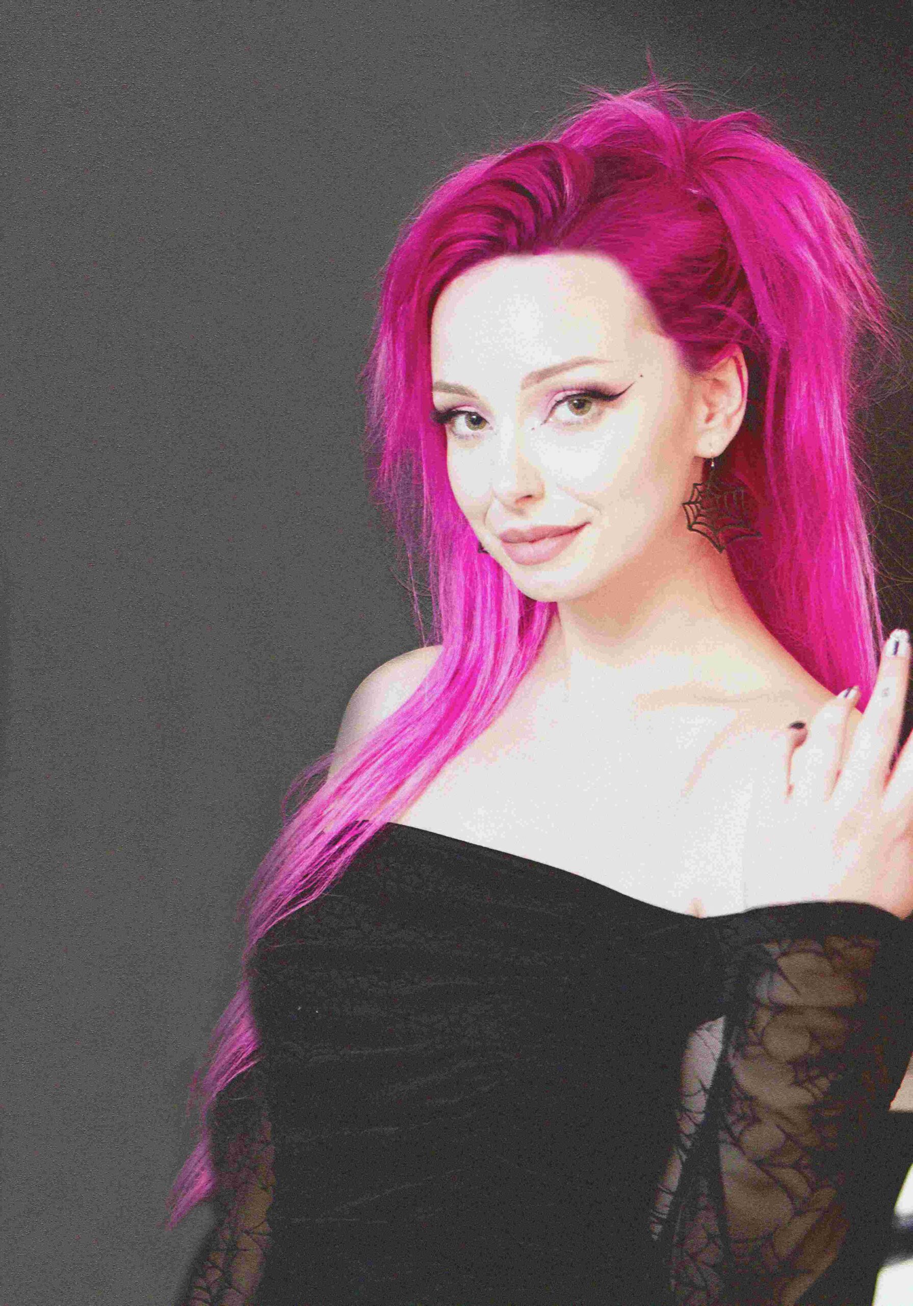 'R.I.P. (Dead 2 Me) is an immersive new alt-pop bop from AILSHA - Clout