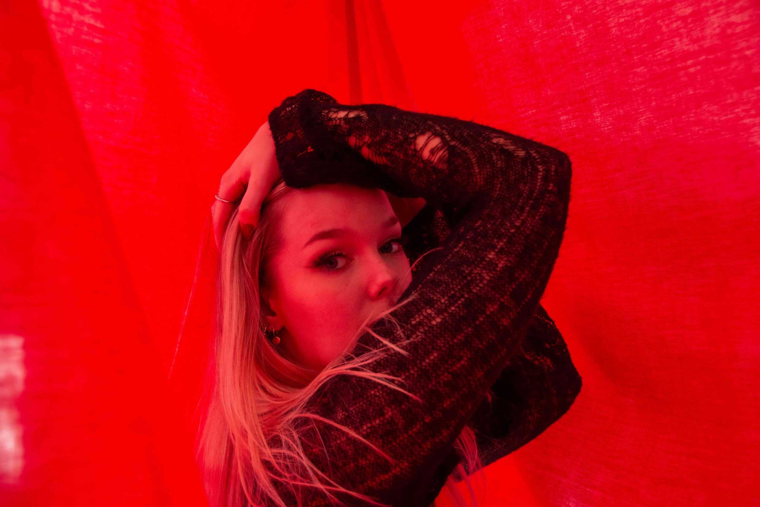 'Crush' is a sultry and fierce new single from emerging UK artist Jess ...